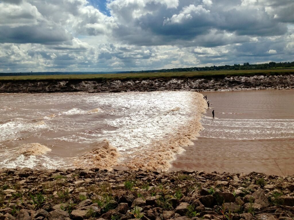 Moncton Tidal Bore: See a Giant Wave Reverse the River - Curious Don